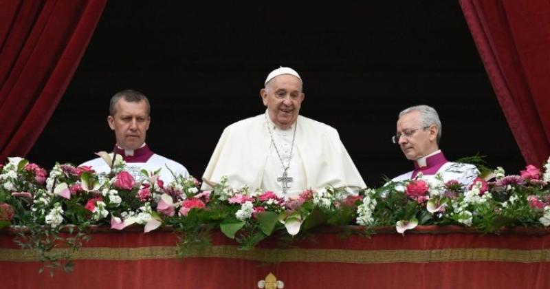 Pope Francis at Easter Urbi et Orbi: Christ is risen! All begins anew ...