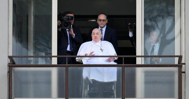 Pope Francis makes first public greeting, calls for an end to 'heavy ...