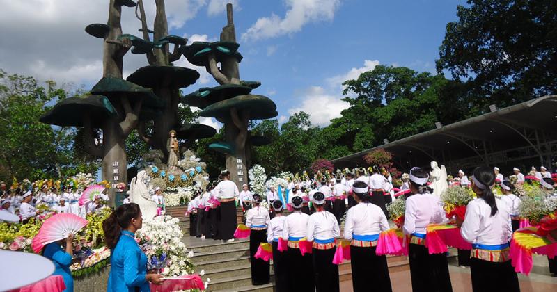 Tens of thousands make Marian pilgrimage in Vietnam | Abouna