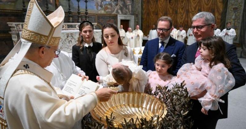 Pope baptizes 20 children: Now they have the meaning of life | Abouna
